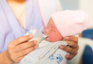 Step-by-Step Guide to Spoon or Paladai Feeding for Newborns | Aashrey ...